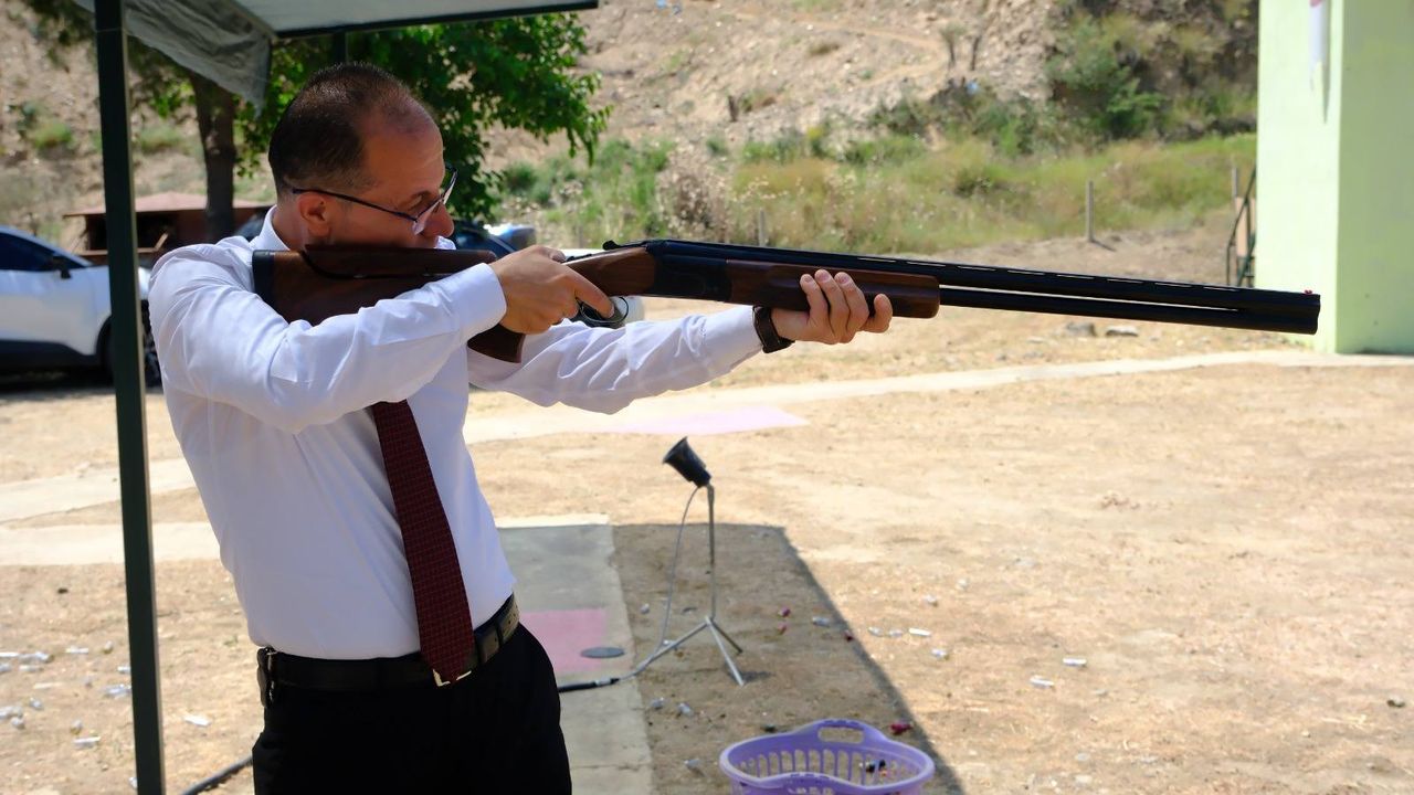 Kuyucak’ta 19 Mayıs atış müsabakaları! Başkan Doğanca, atış yaptı